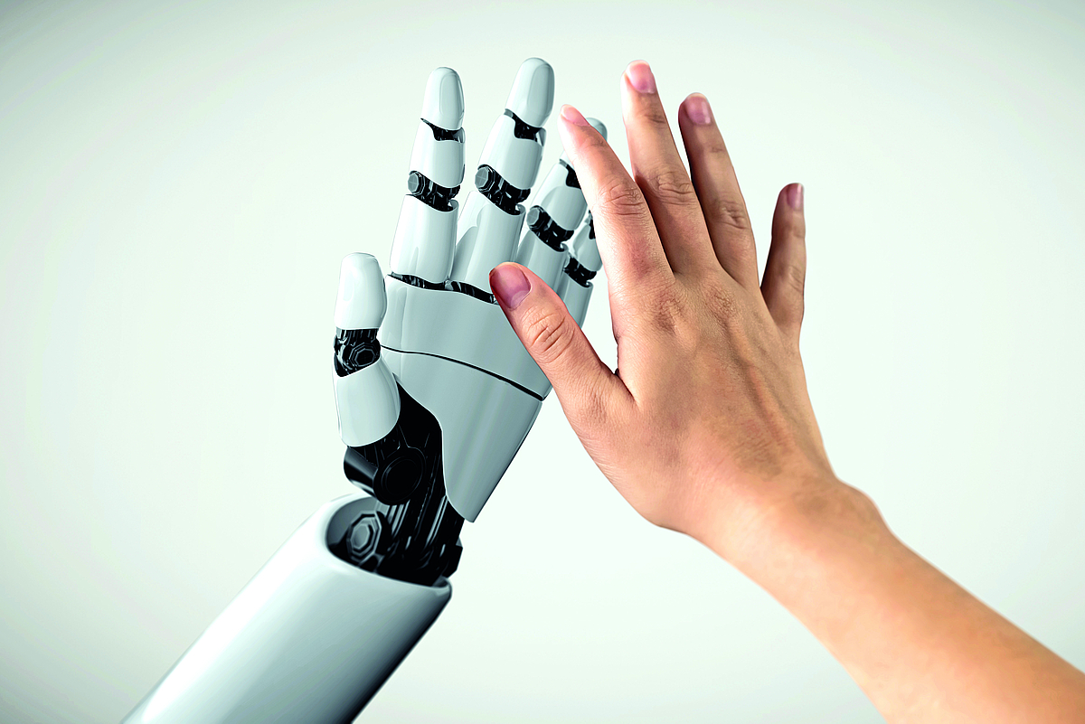 "Pflege der Zukunft: Roboter und KI am Krankenbett"